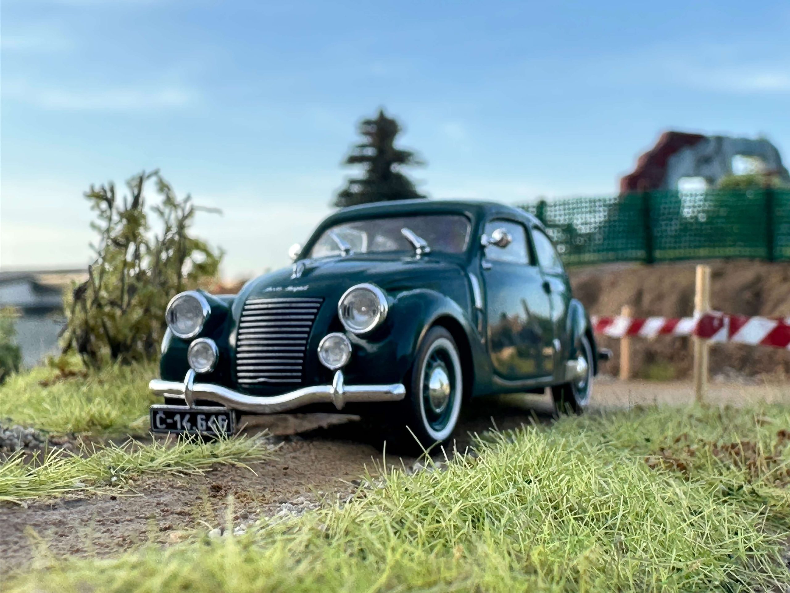 Model auta ŠKODA Rapid 1500 OHV, zelená ( vo vitríne). Mierka 1:43 ...