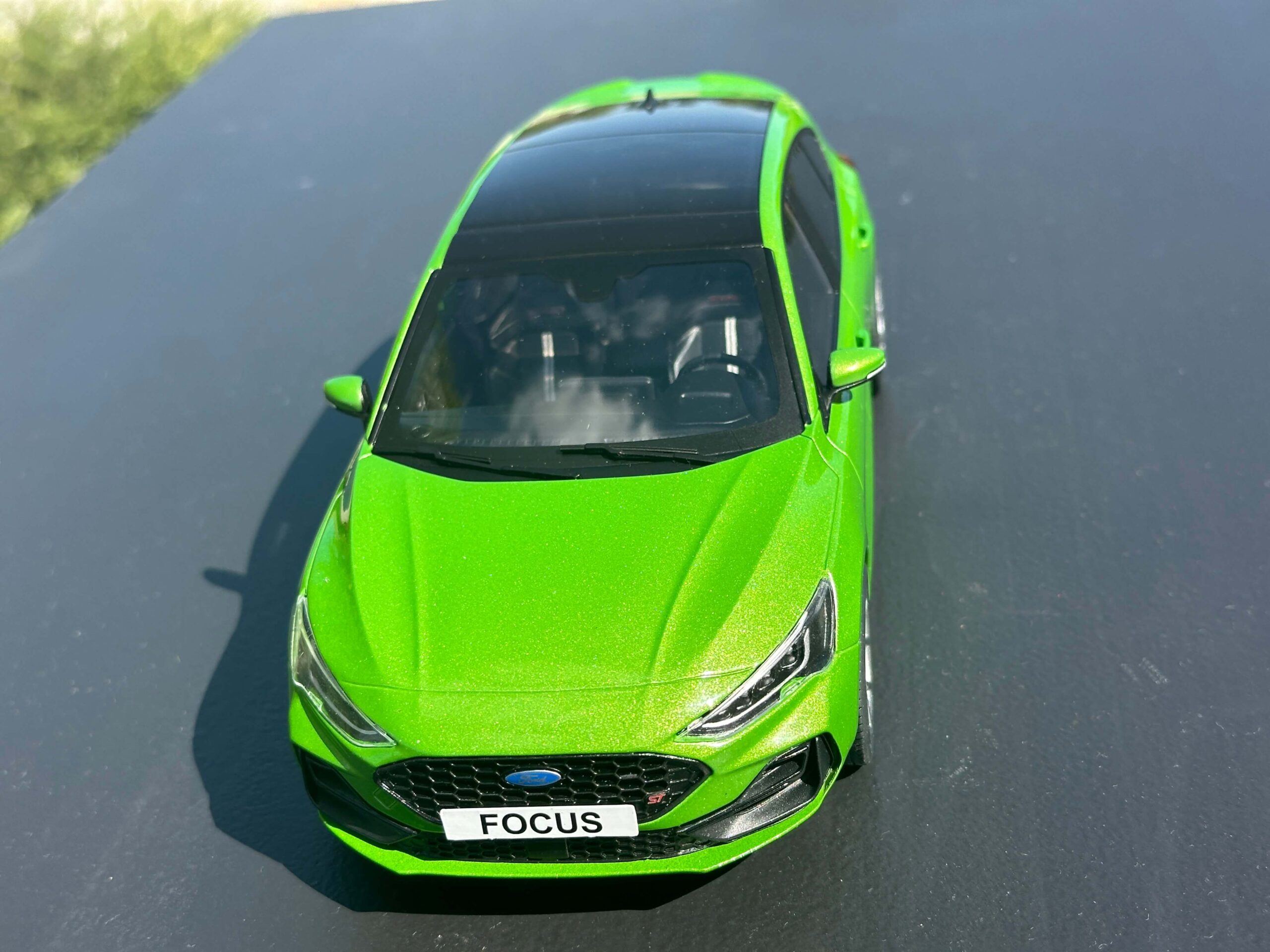 Model auta Ford Focus ST, metalická-zelená, 2022. Mierka 1:18 ...