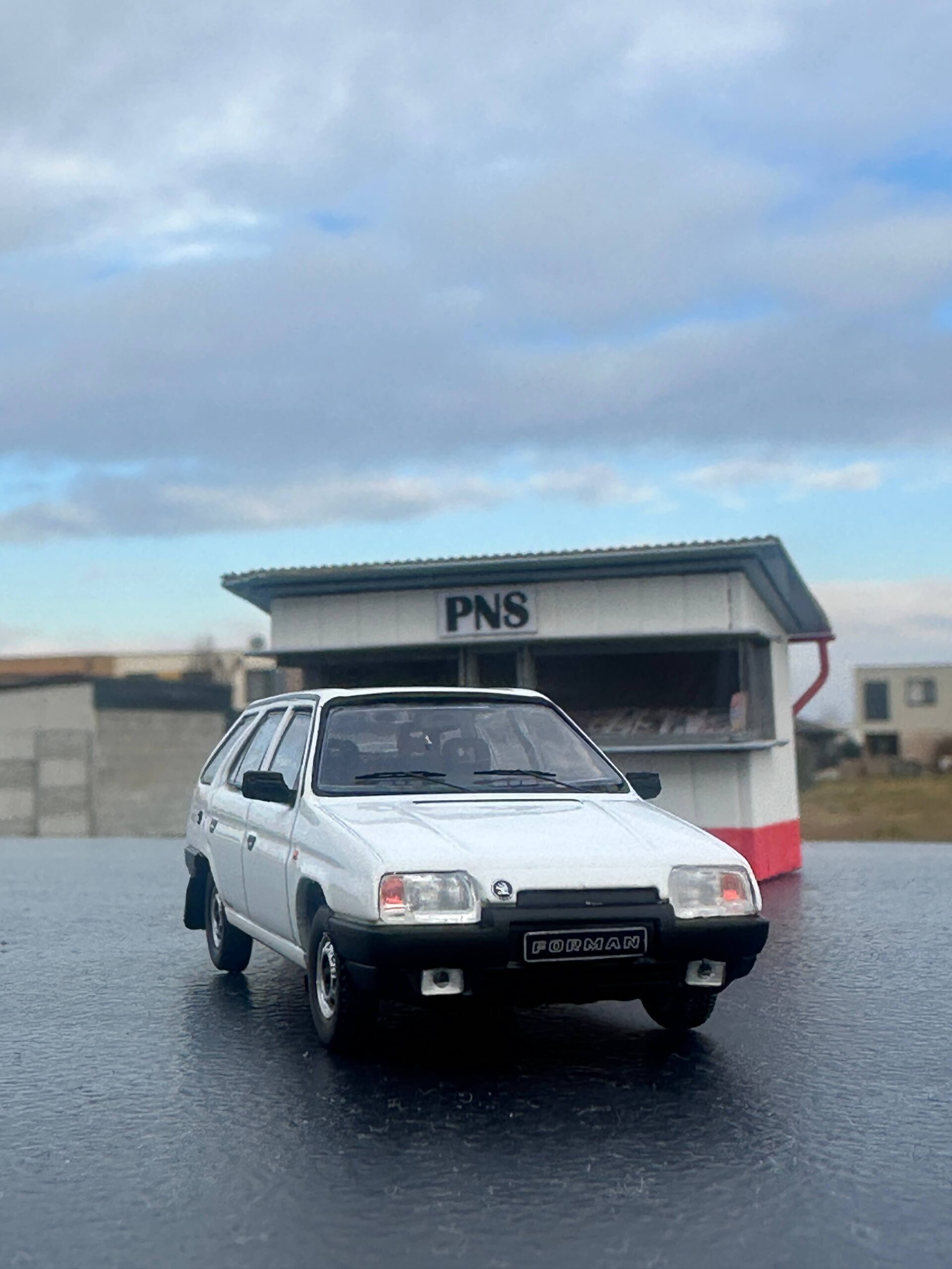 Model auta Škoda Forman, biela, 1990. Mierka 1:43. - Automodelle - váš ...